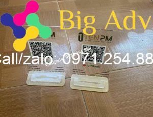 Bảng mica quét mã QR để bàn đẹp giá rẻ Mica, Inox lấy ngay